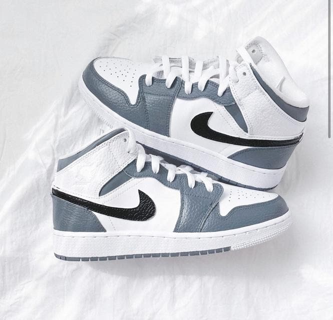 Benutzerdefinierte Air Jordan 1 Weiß Swoosh Graue Turnschuhe – insdrip