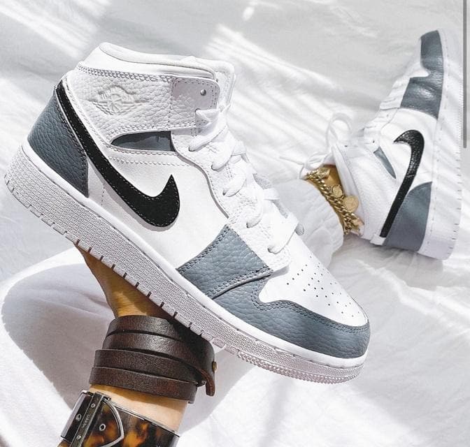 Benutzerdefinierte Air Jordan 1 Weiß Swoosh Graue Turnschuhe – insdrip